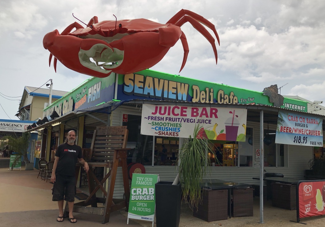The “Big Crab” on top of the Seaview Deli Cafe, Cardwell, Queensland ...